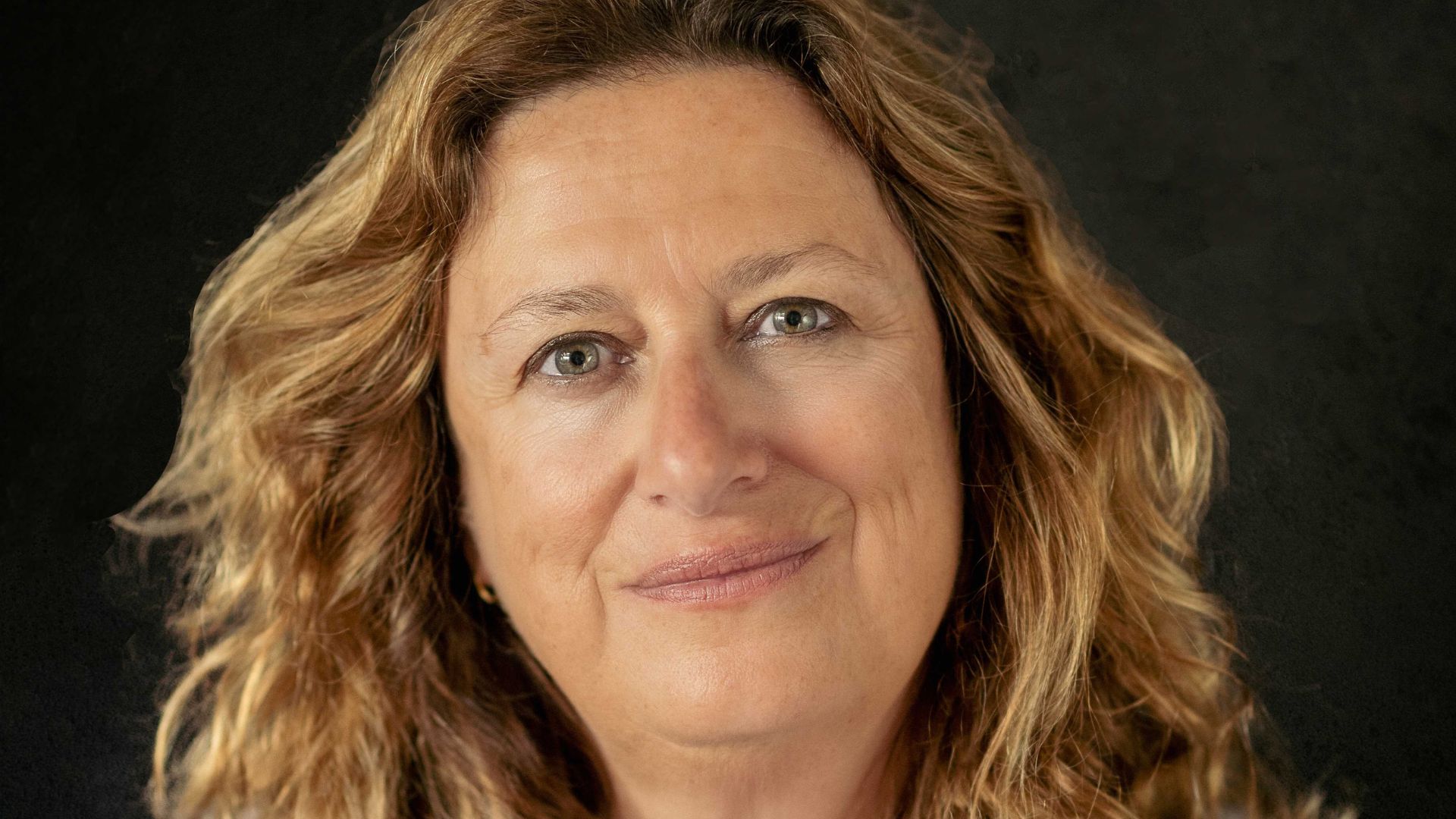 ‘Remarkable’ crime writer Elly Griffiths awarded Theakston Old Peculier ...